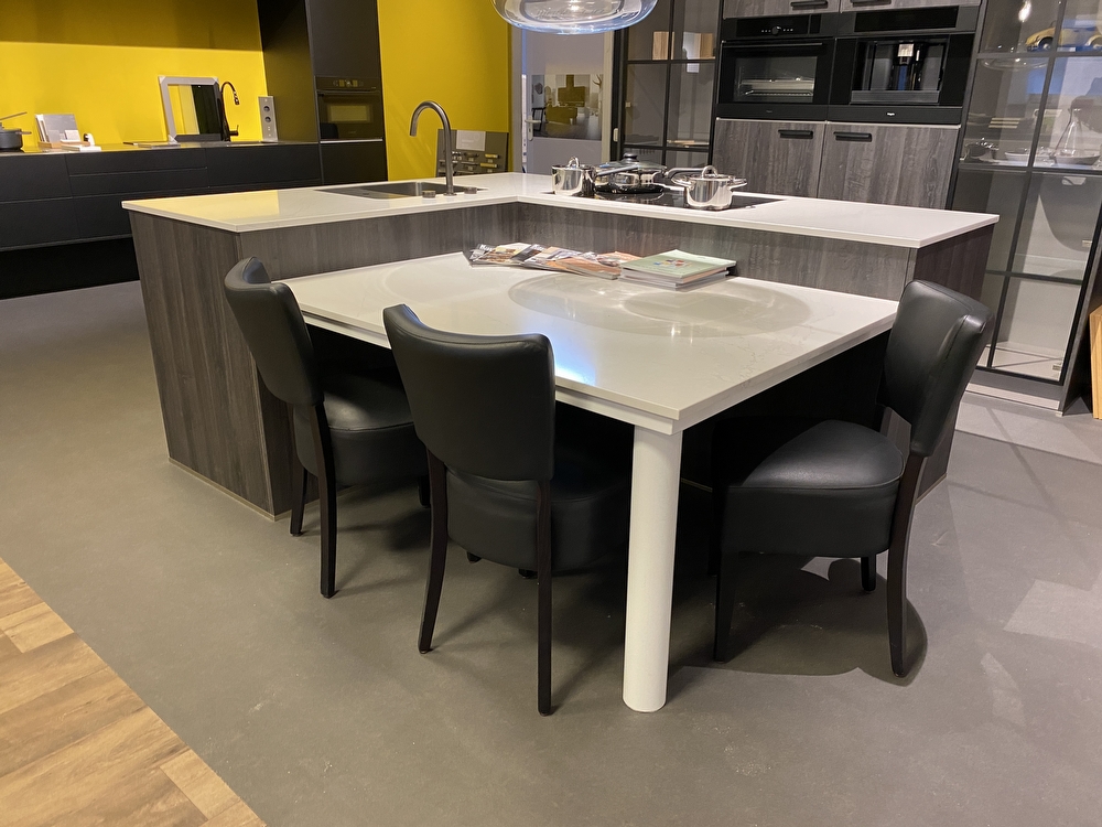 Aanbieding showroomkeuken vierkant eiland